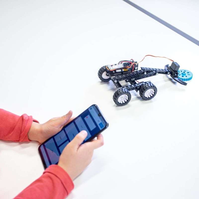 GRIPPER BOT – SMARTPHONE APP CONTROLLED CAR (TMK-DMNNG)